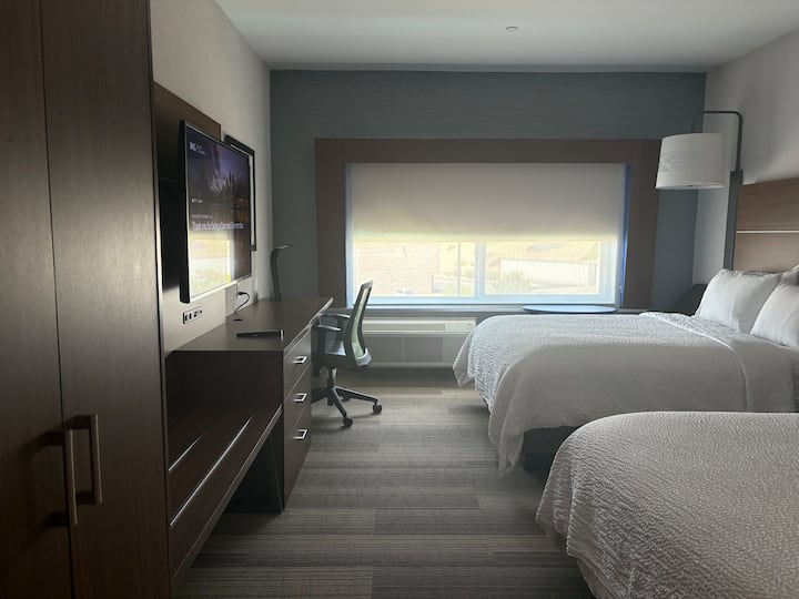 2 Separate Hotel Rooms W/ Parking & Breakfast - Temecula, CA