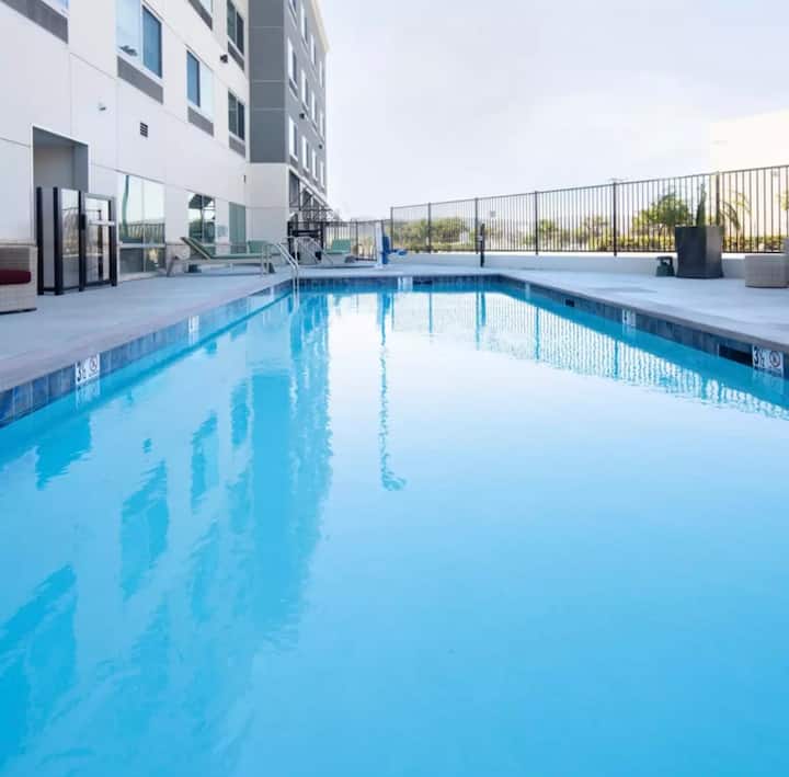 2 Queen Sofa Bed Hotel Room W/ Parking & Breakfast - Murrieta, CA