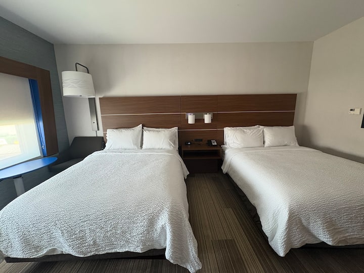 2 Queen Hotel Room W/ Parking & Breakfast - Temecula, CA