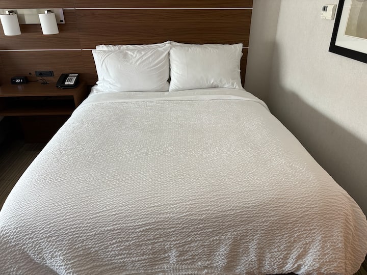 1 King Sofa Bed Hotel Room W/ Parking & Breakfast - Temecula, CA