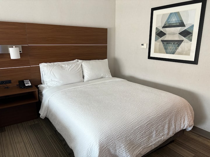 1 King Hotel Room W/ Parking & Breakfast - Temecula, CA