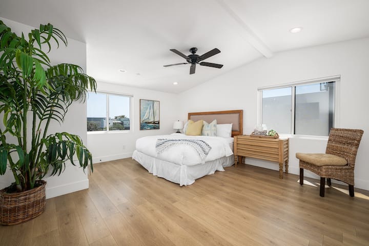 Large Beachside Escape In Prime Location - Newport Beach, CA