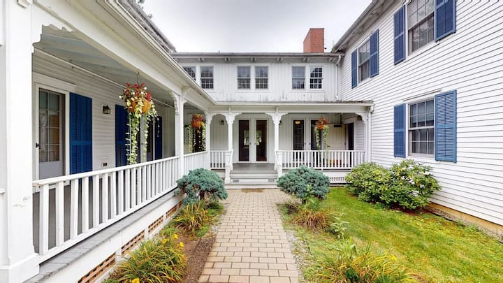 Maple Glen King + Dining & Pool - The Berkshires, MA