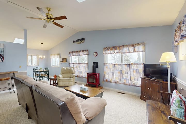 2br Charming Cottage With Ocean Views & Loft - Round Pond, ME