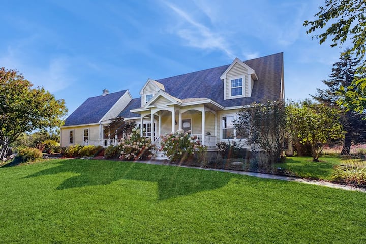 4-br Elegant Coastal Retreat With Cozy Fireplace - Rockland, ME