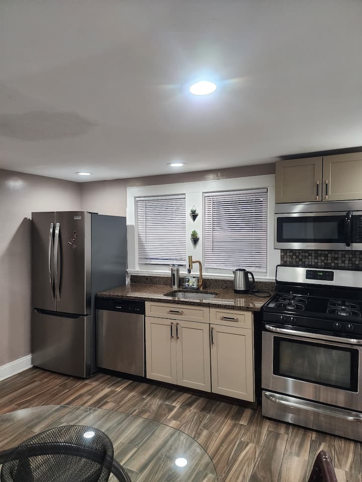 Clean 2bdrm Unit, Free Private Parking - Boston, MA