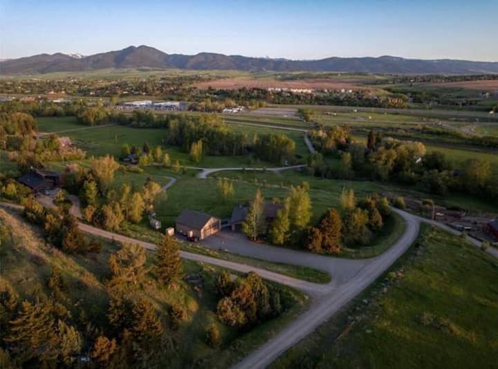 Views + Creek + Sauna | 5 Min To Downtown Bozeman - Bozeman, MT