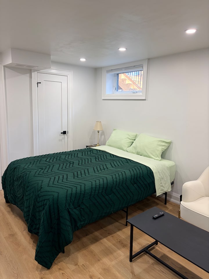 Cozy Bachelor Suite For 2 People - Markham