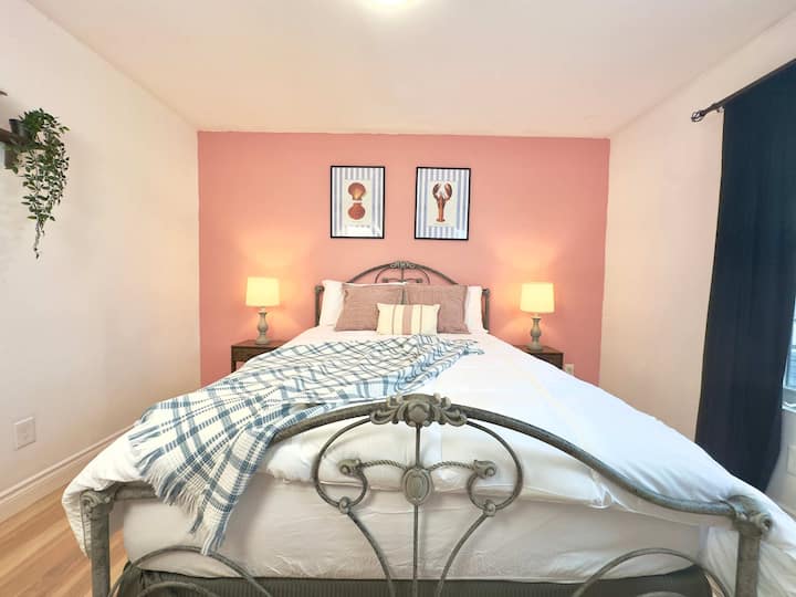 Pretty Pink Room Near Lake Erie | Weekday Getaway - Port Colborne