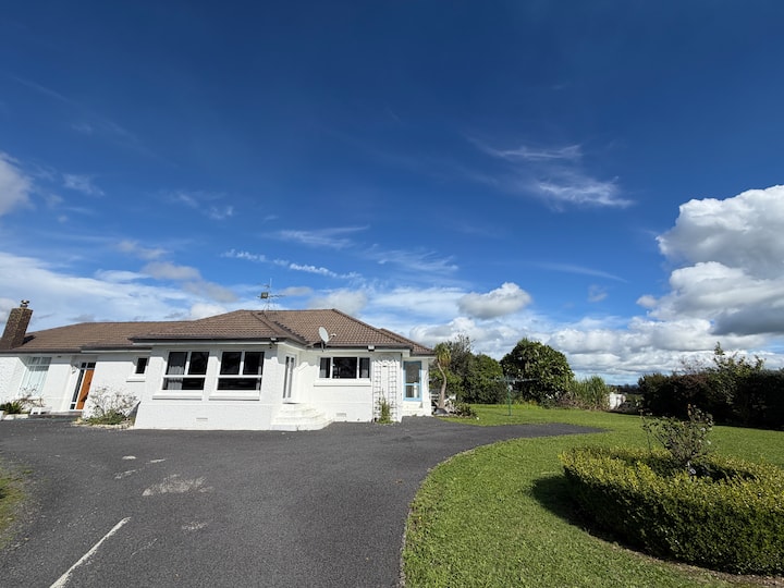 Bhinda Villa — Scenic Family Retreat & Café. - Tuakau