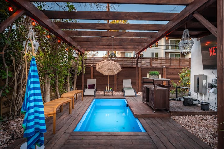 Chic 3br Hollywood Escape W/ Pool + Private Patio - ロサンゼルス