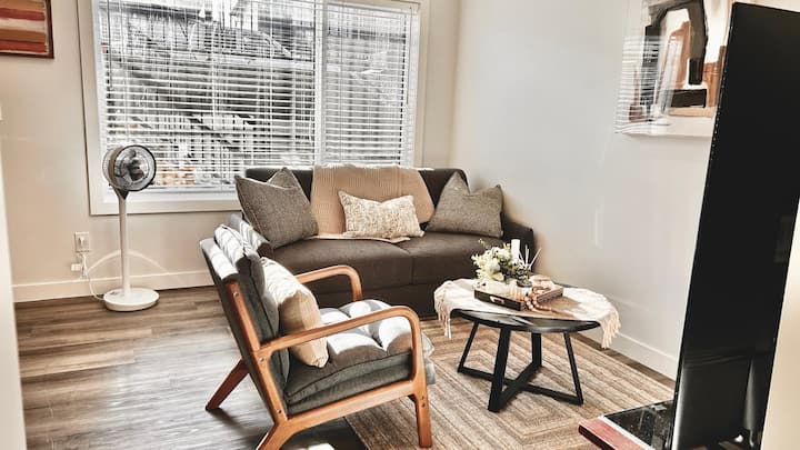 Sunlit Walkout Suite • 2br • Sleeps 6 • Smart Tv - Canada