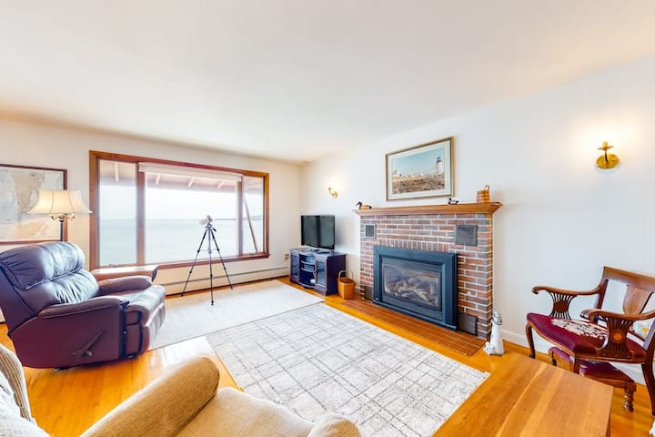 Beautiful 3br Oceanfront | Fireplace | W/d - Rockland, ME