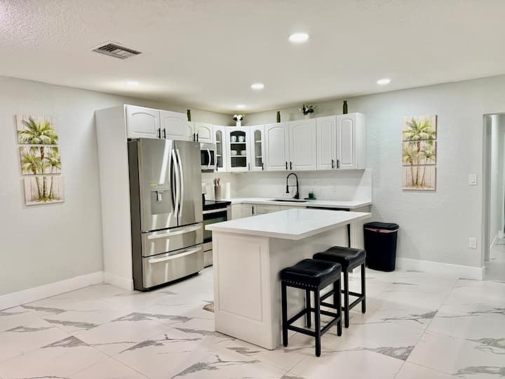Modern Retreat - Sunrise, FL