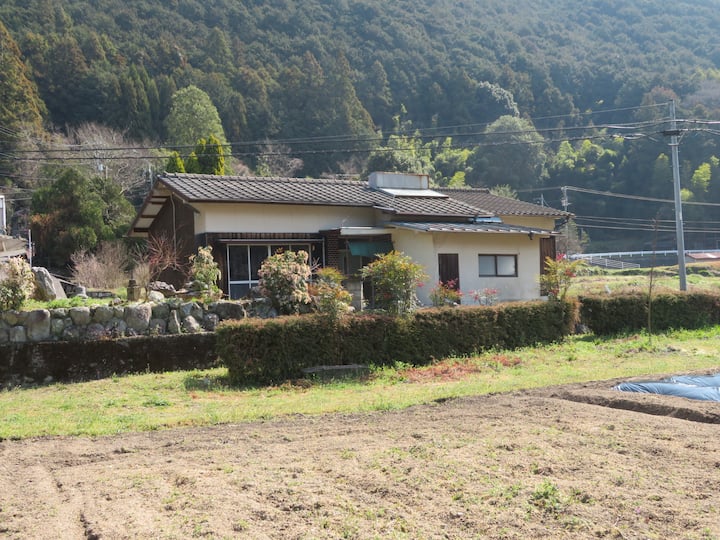 山と川に挟まれた、静かな貸切り宿
Denchi やまのうち - Matsuyama