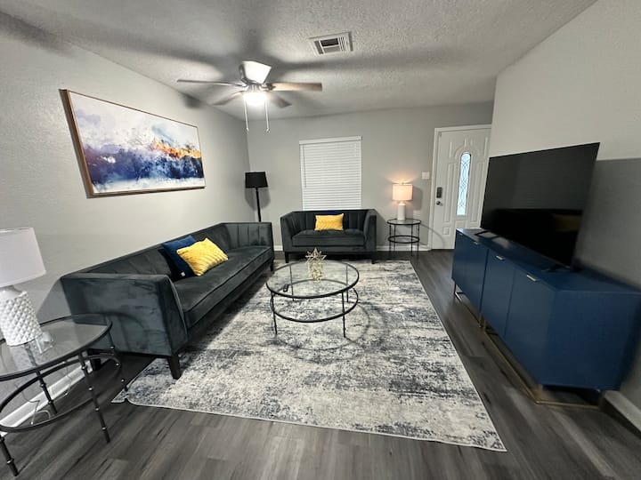 Cozy Corner | Modern 2br Getaway - Baytown, TX