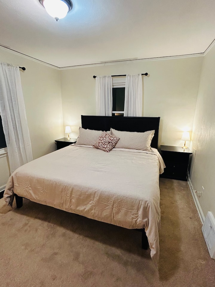 Beaverdale Hideaway | Near Drake And Downtown Dsm - Des Moines, IA