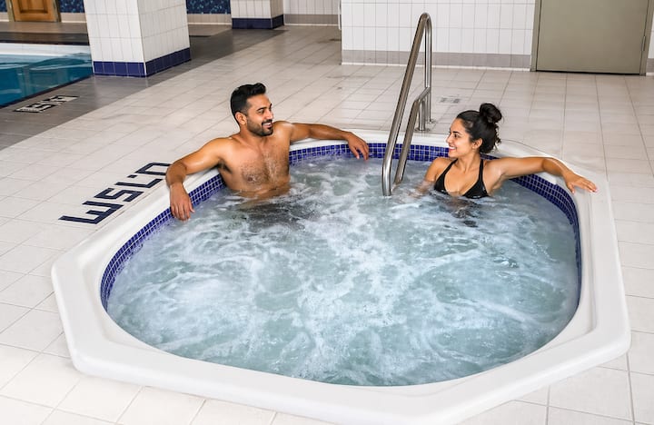 Square One Luxury Condo Pool Hot Tub Skyline Views - Mississauga