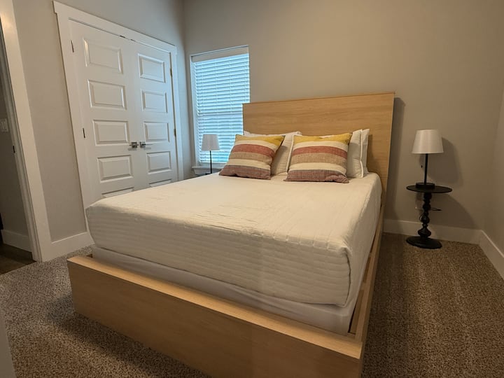Modern 9br Near Uco | 6 King +10.5 Bath +Balconies - Edmond, OK