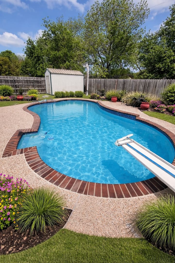 Poolside Retreat • Sleeps 9 • Family Getaway - Gainesville, TX