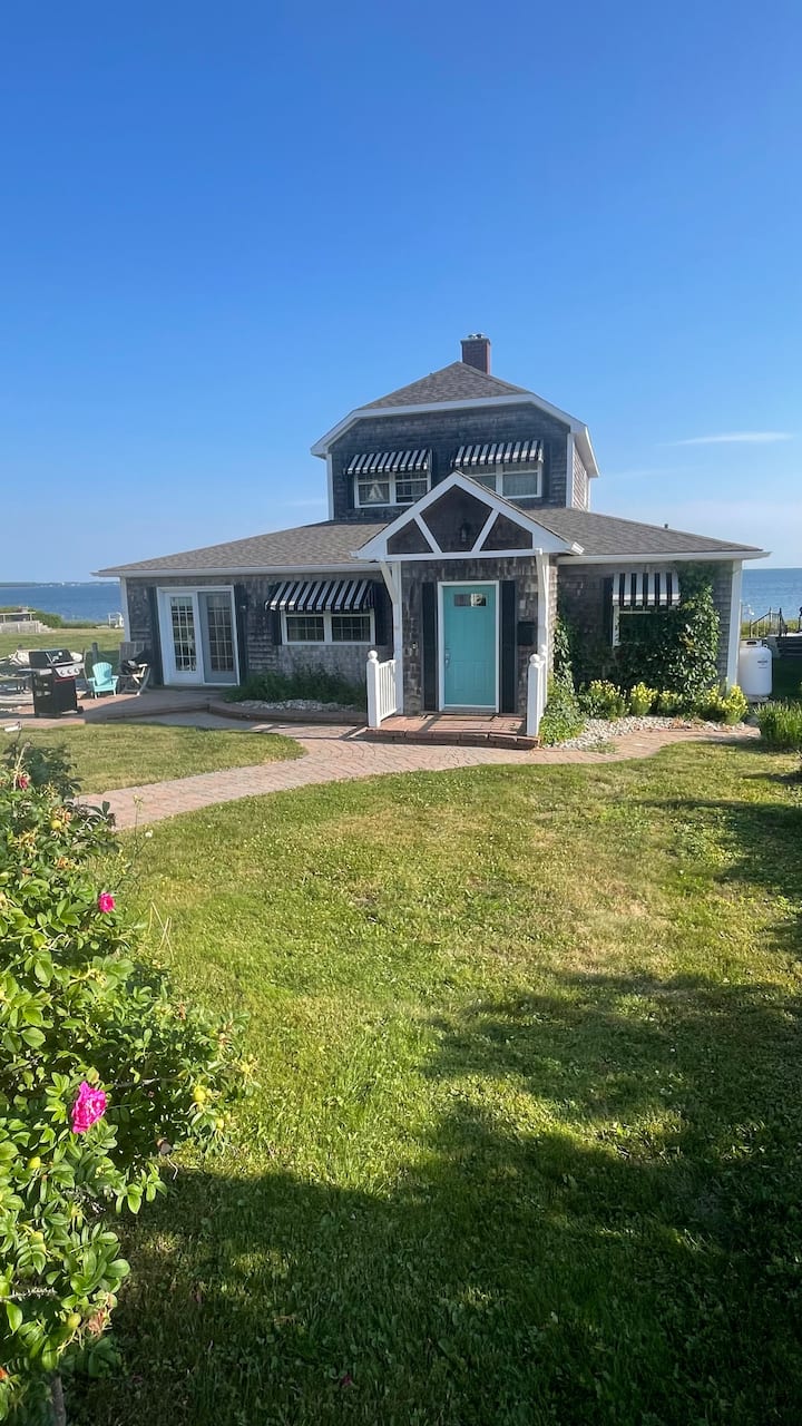 Hamptons-style Waterfront Home Near Parlee Beach - Shediac