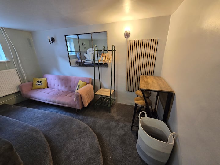 "The Little Side Annexe" - Woking