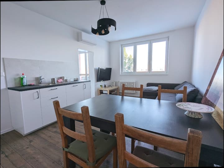 Modern 2br Parkside Flat W/ Ac, 10 Min To Center - Bratysława