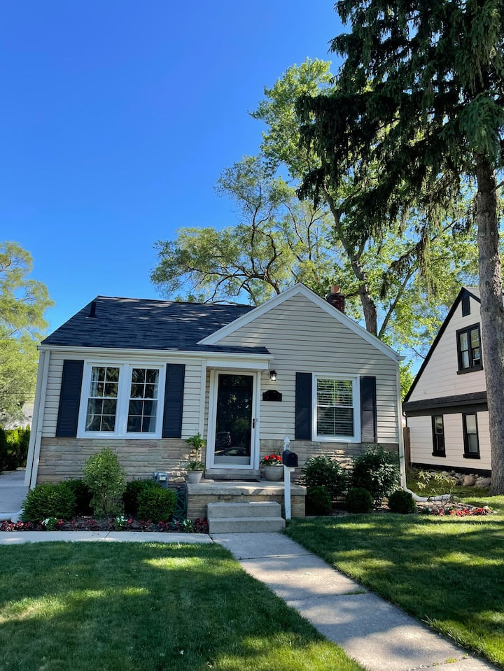 Entire 3 Bedroom Home In Charming Neighborhood - Royal Oak, MI