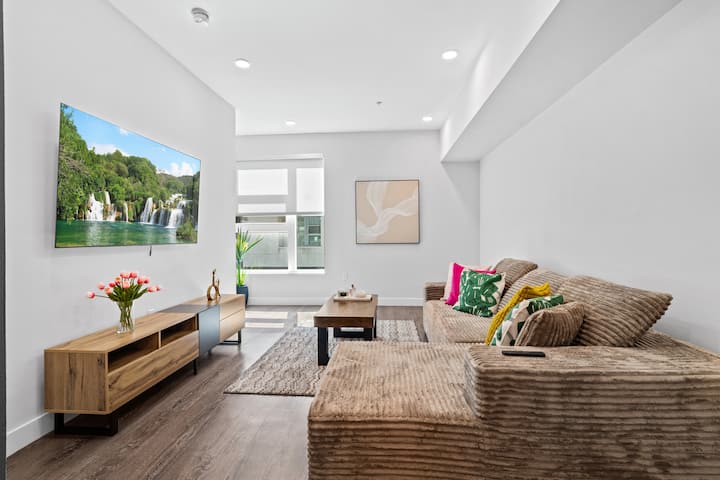Spacious 1br/1br• Pool & Free Parking • Weho - Westwood Village - Los Angeles