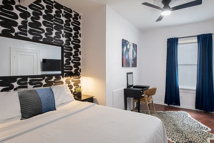1br The Montrose W Main 05 | Downtown, Med Center - Houston