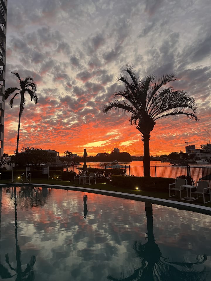 Stunning Renovated Riverfront 2br | Skyline Views - Gold Coast