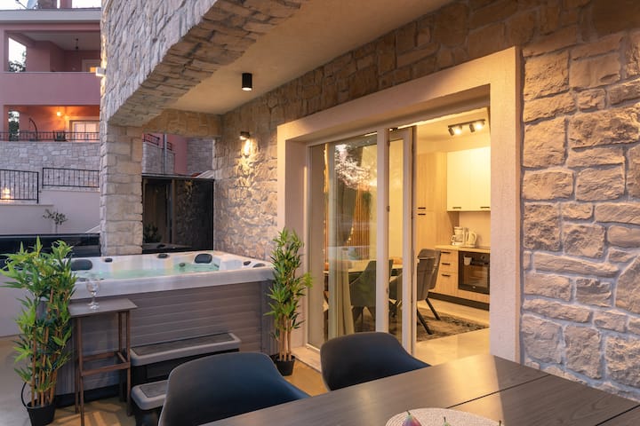 Teona Luxury Apartment With Jacuzzi - Sali