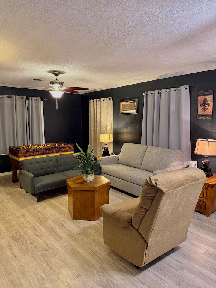 2br King | Near Ttu | Sofa Bed | Casa Gris - Lubbock, TX