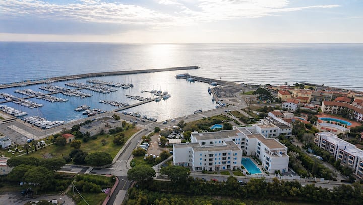 Sunflower | Comfortable Stay Near Beach & Port - Posada