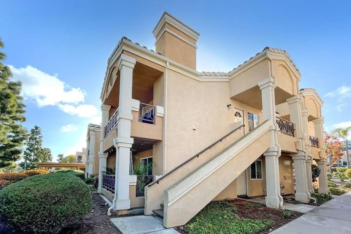 Nook & Loft / 2 Bed 1 Bath - Encinitas, CA