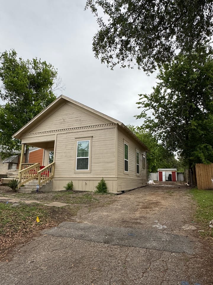 Step-back In Time @ The Cozy Casita 1914! - Temple, TX