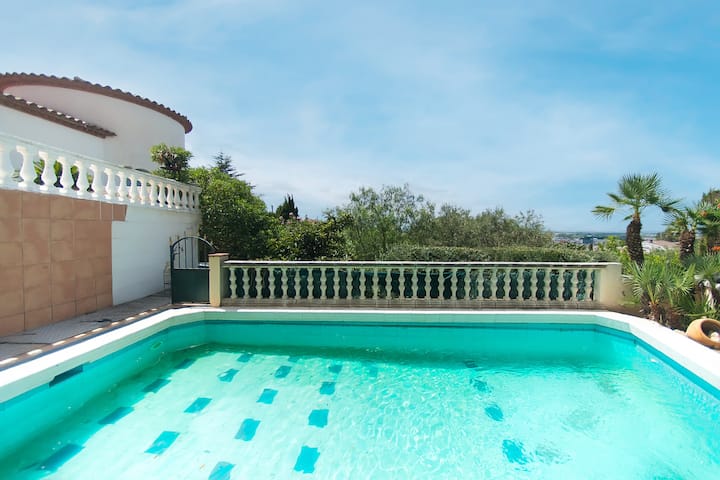 Spacious 4br Villa With Shared Pool & Garage - Roses