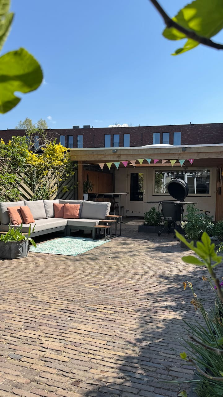 Your Spacious Stylish Home, Sleeps 6, 1km To 013 - Tilburg