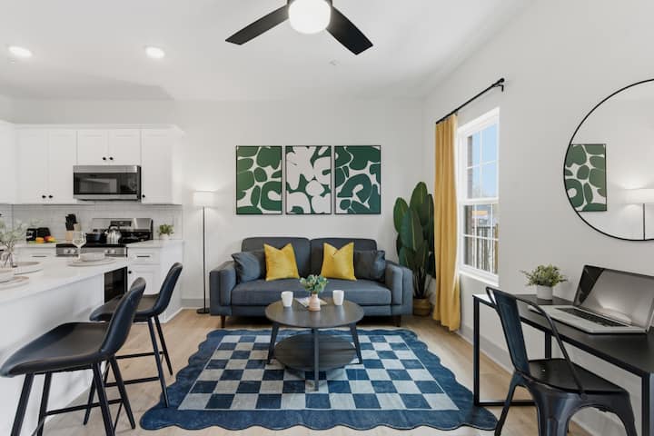 Queen Suite + Rooftop - W/d + Wifi - Workspace - Murfreesboro, TN