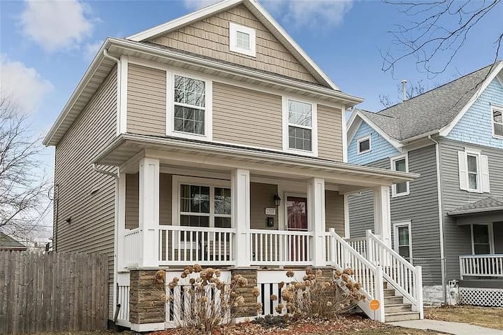 Cedar Rapids Home Near Downtown - Cedar Rapids, IA
