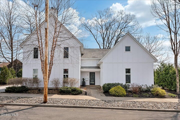 Modern Retreat - Saratoga Springs, NY