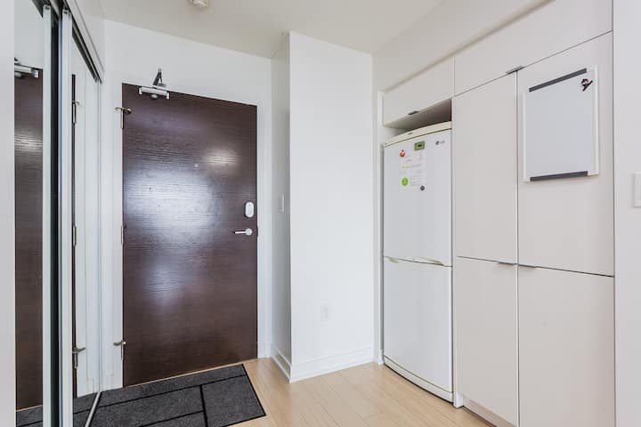 Sunset Views 1+1 2br Condo Free P Near Cn Tower - Toronto