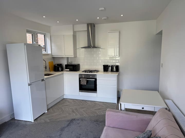 Newly Refurbished Ground Floor Apartment (Parking) - Hampton