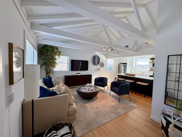 Charming Coastal Beachside Cottage - Eastport, NY