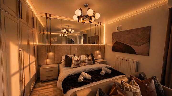 Stylish Luxury London Studio Balcony Near Harrods - London, UK