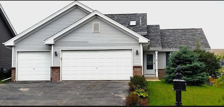 Spacious 3 Bedroom 2 Bathroom Home With Pool! - Rockford, IL