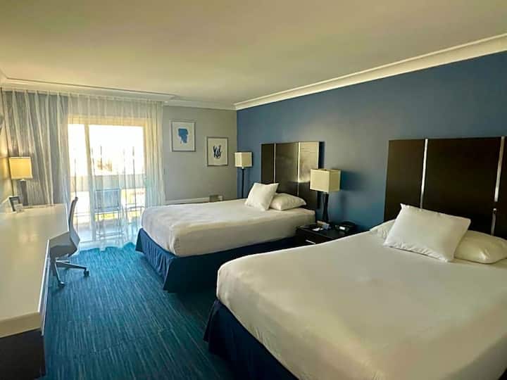 Family Suite W/ Balcony, Breakfast Near Pier - Long Beach, CA