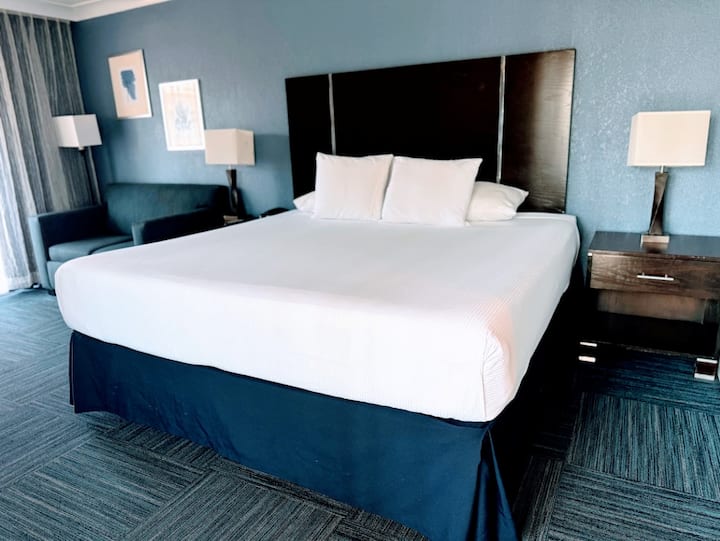 King Balcony Stay Near Beach, Pier & Dining - Long Beach, CA