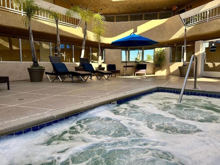 King Balcony Retreat Near Seal Beach Pier - Long Beach, CA