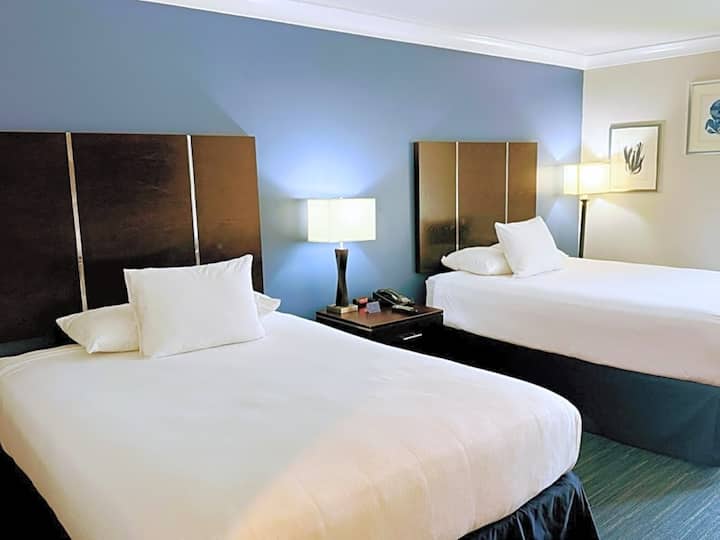 2 Queen Balcony Stay W/ Free Breakfast & Parking - Long Beach, CA